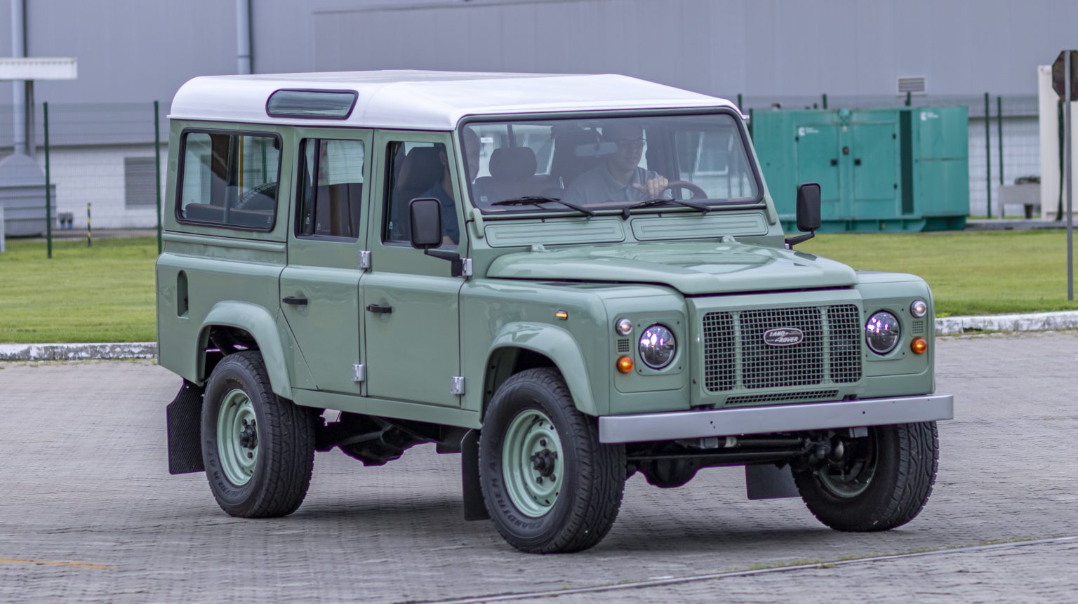 Land Rover abre as portas da fábrica no RJ para receber clientes